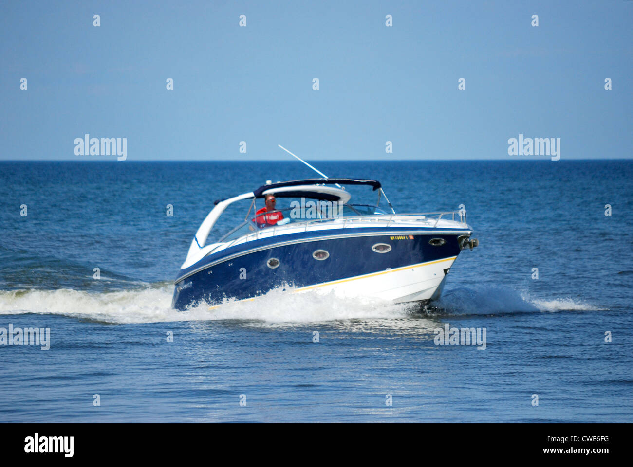 Speeding motor boats hi-res stock photography and images - Alamy