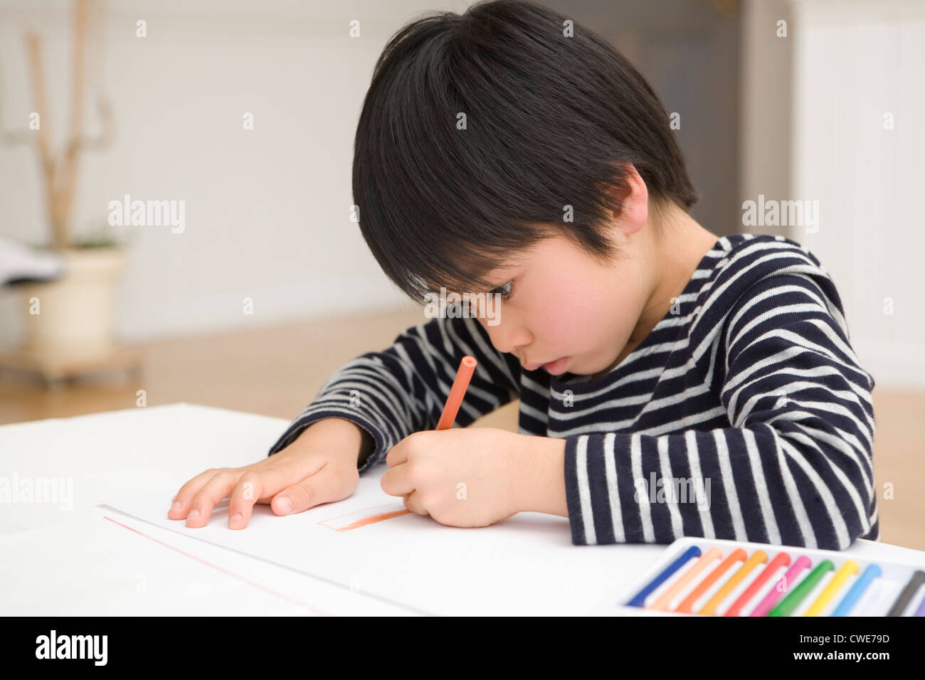 Boy drawing picture Stock Photo - Alamy