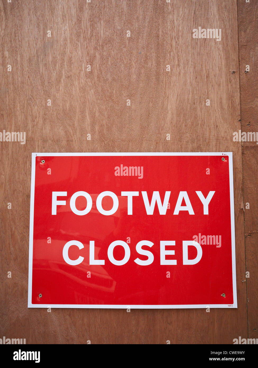 Footway closed sign on fence Stock Photo - Alamy