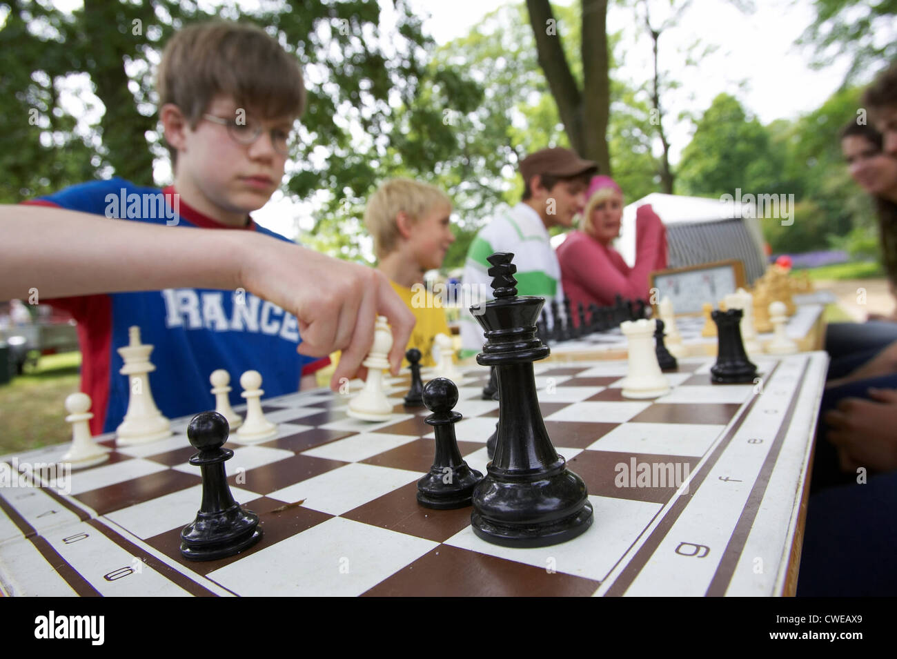 Children playing chess Stock Photo - Alamy
