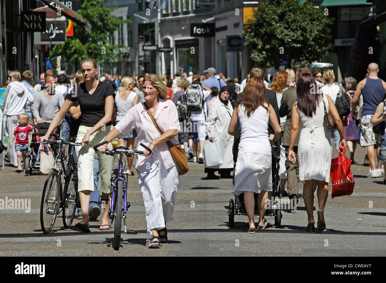 Shopping in the city Stock Photo - Alamy