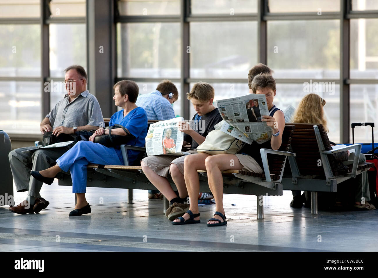 Berlin, Passengers wait for their train Stock Photo - Alamy