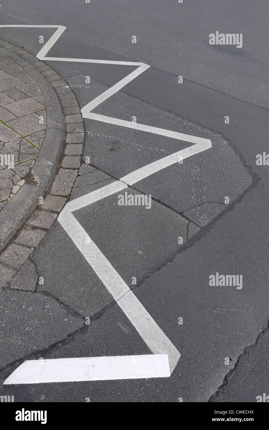 Vertical zigzag line hi-res stock photography and images - Alamy