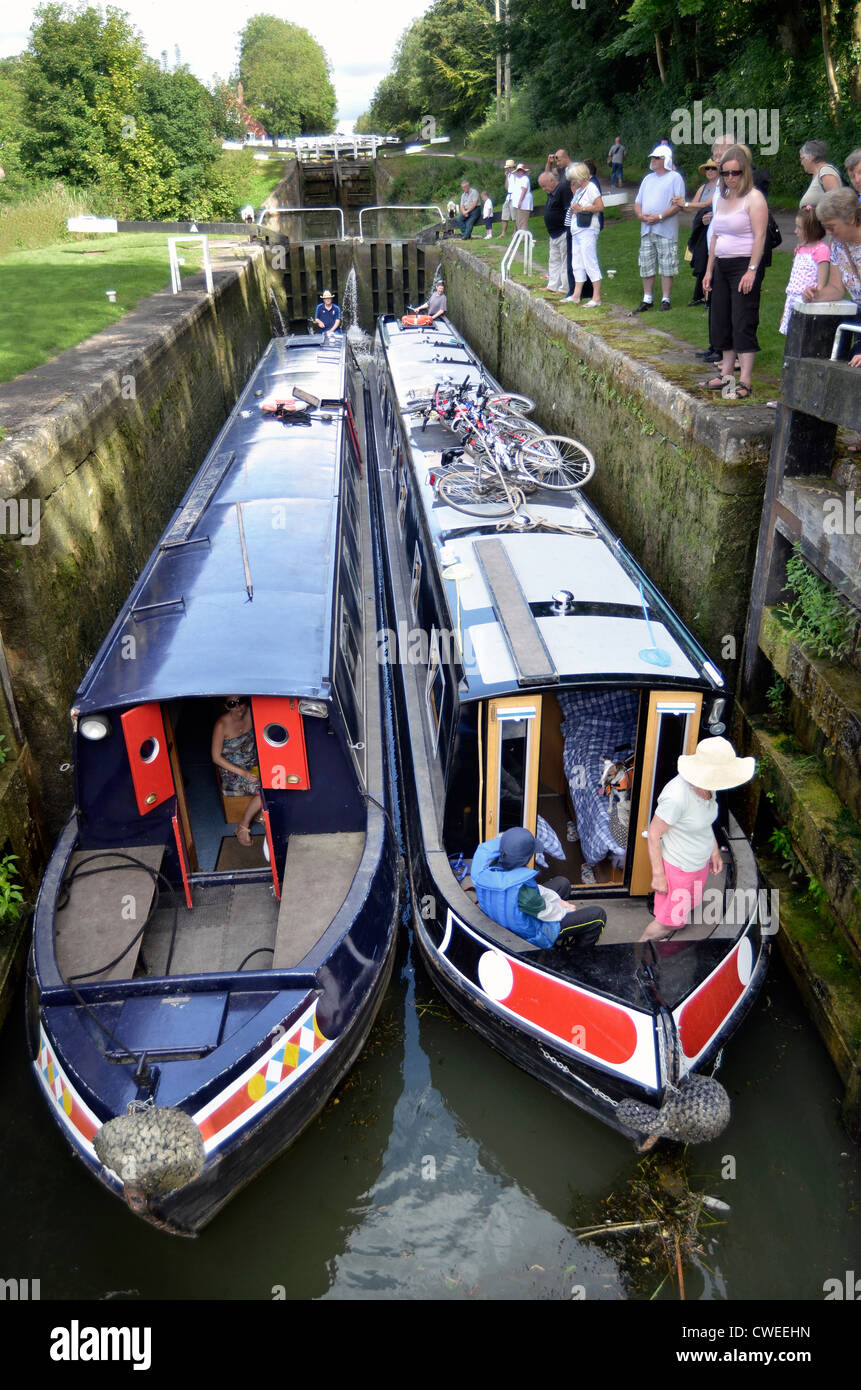Caen hill lock in devizes hi-res stock photography and images - Alamy