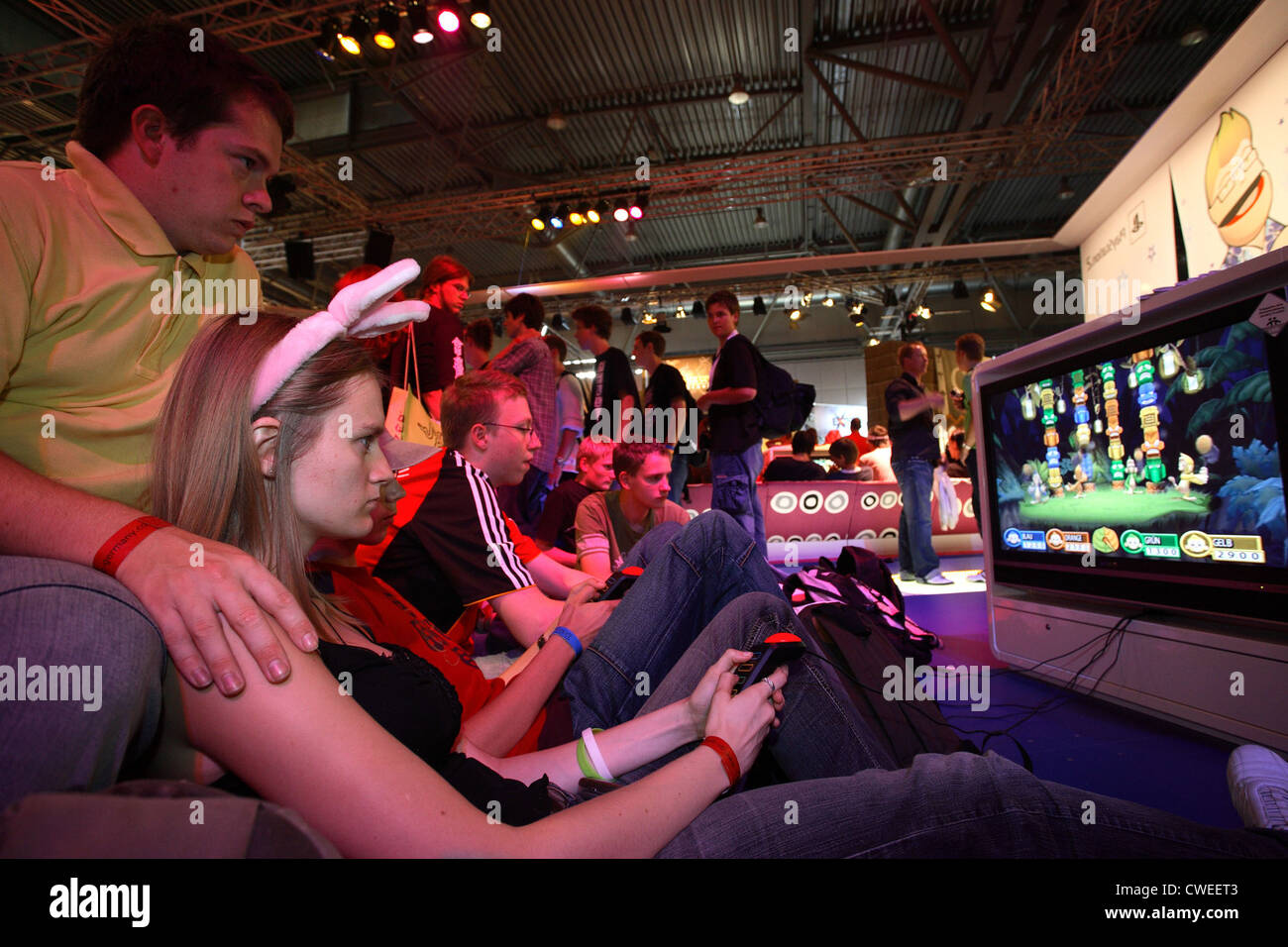 Gamers playing audience hi-res stock photography and images - Alamy