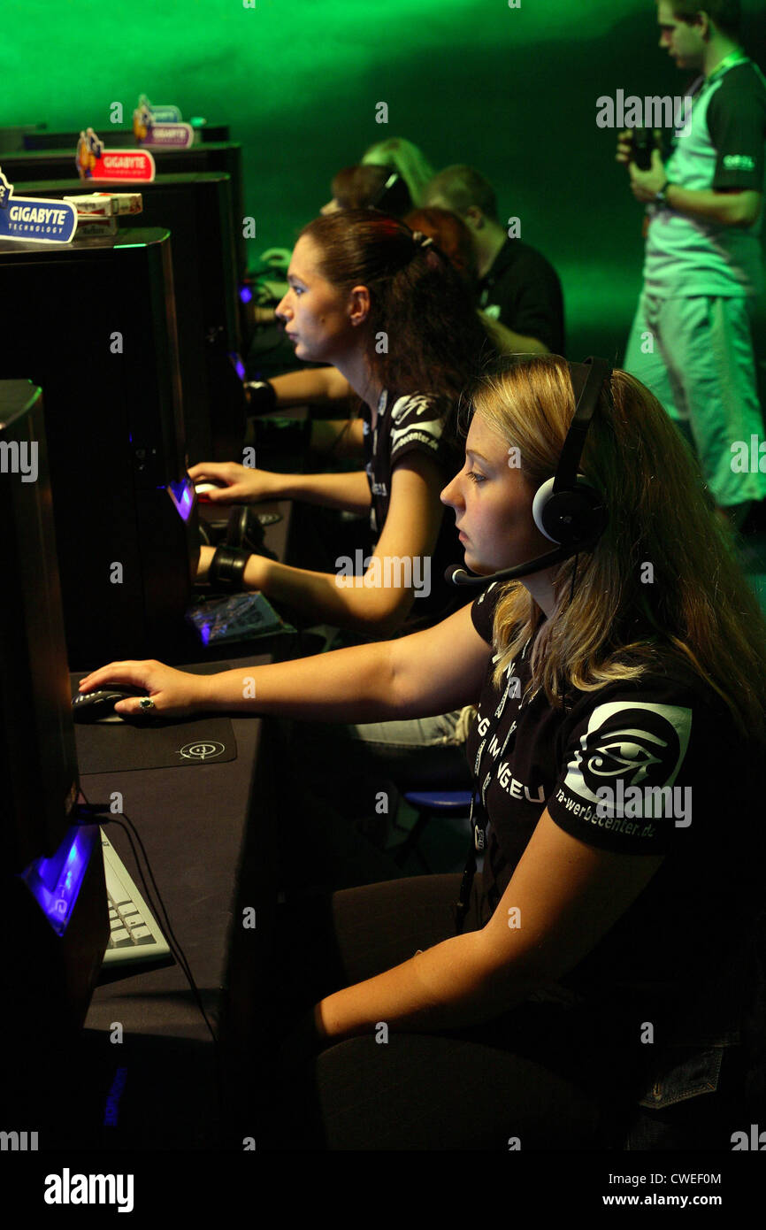 Video games trade fair gamble hi-res stock photography and images - Alamy