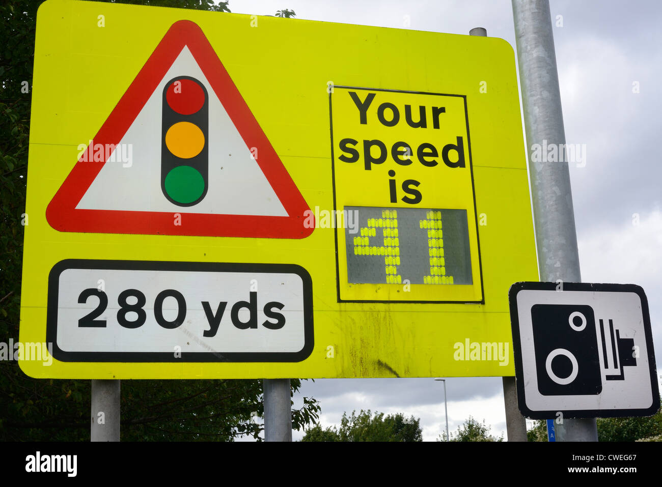 Visible speed sign hi-res stock photography and images - Alamy