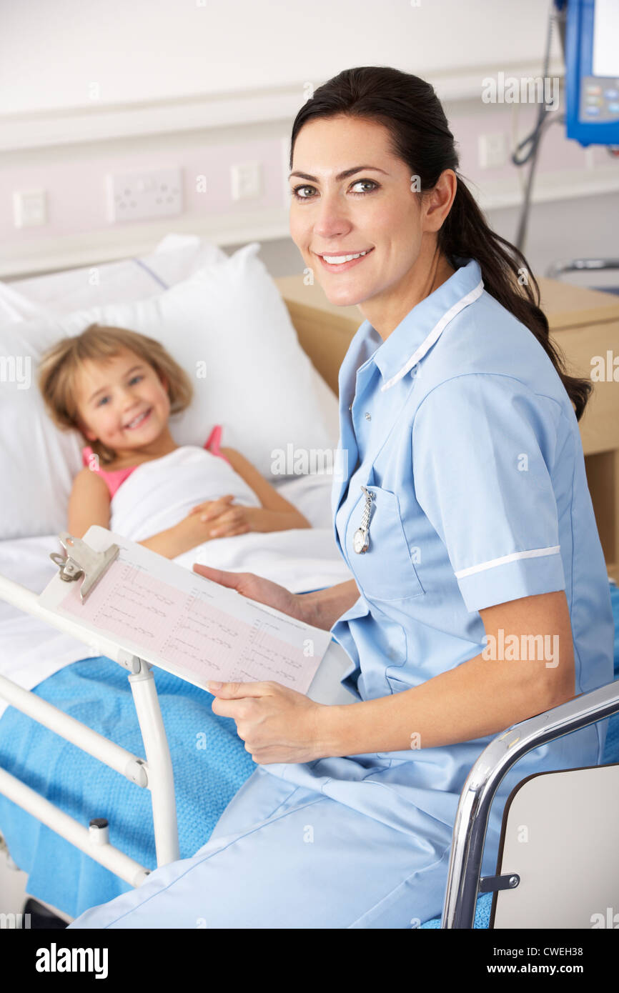 Nurse with child patient in UK Accident and Emergency Stock Photo - Alamy