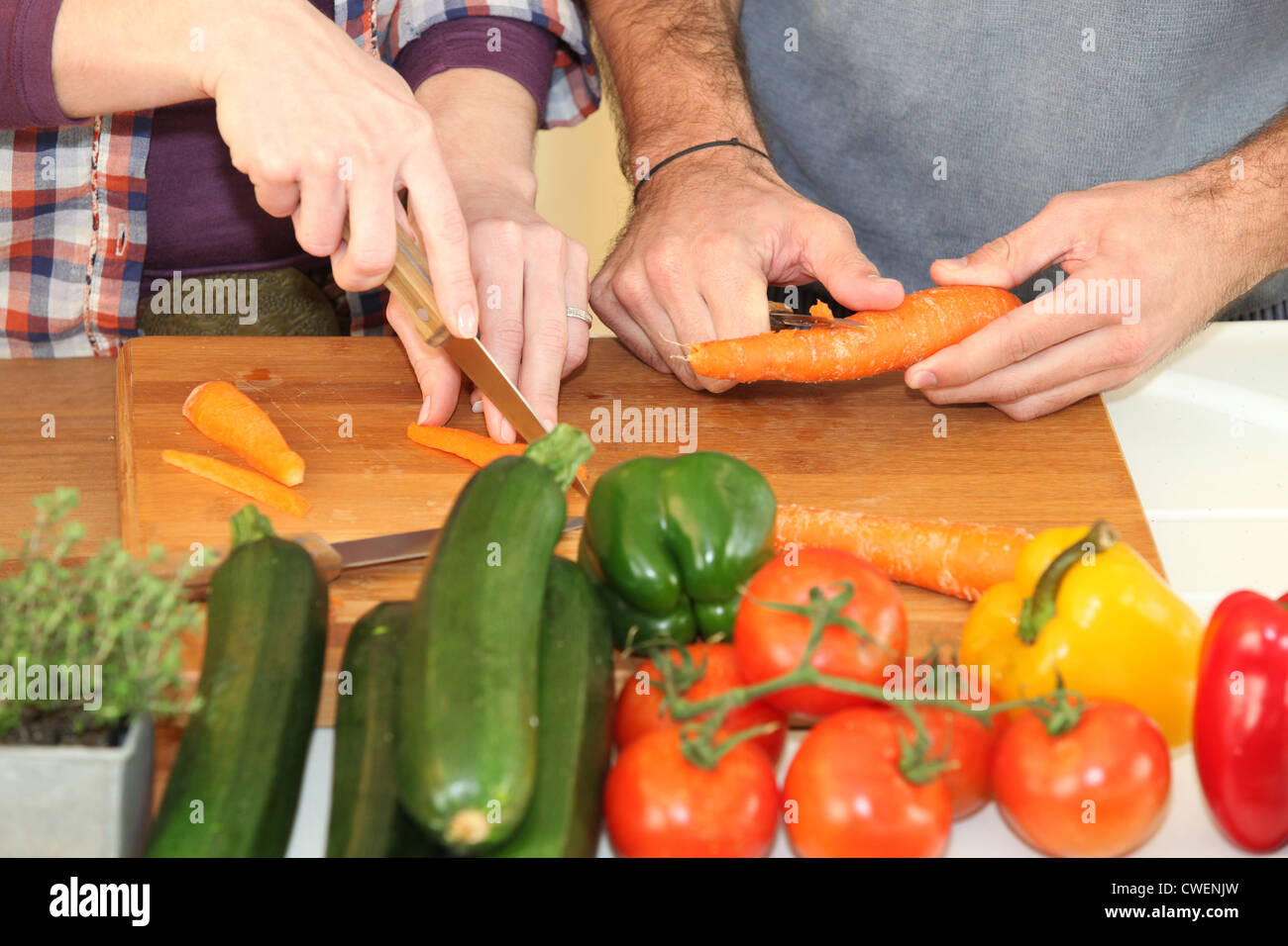 Couple chopping vegetables Stock Photo - Alamy
