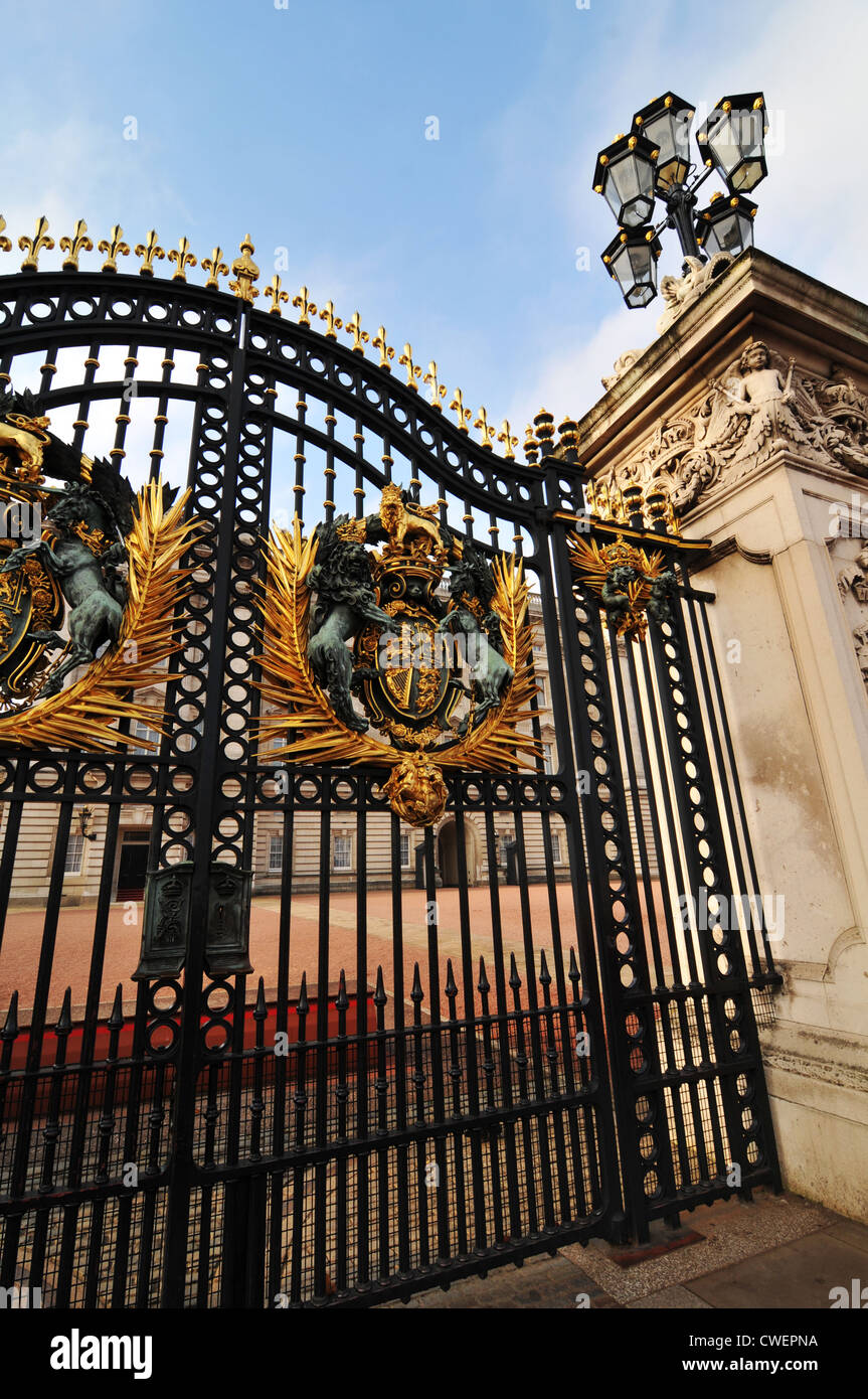 Buckingham palace visitors gate hi-res stock photography and images - Alamy