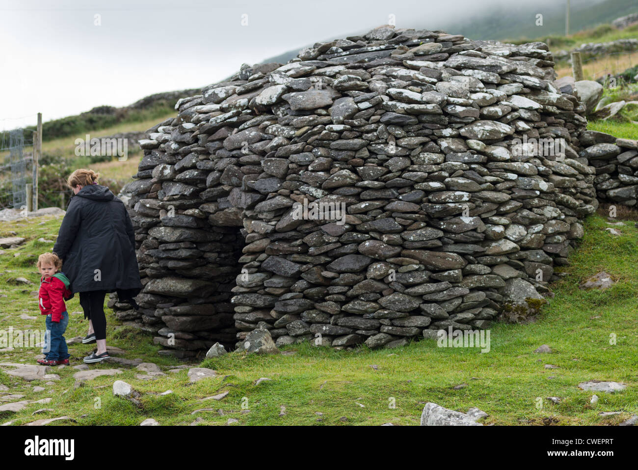 Prehistoric Beehive Hut, Dingle Peninsula, County Kerry, Ireland Stock ...