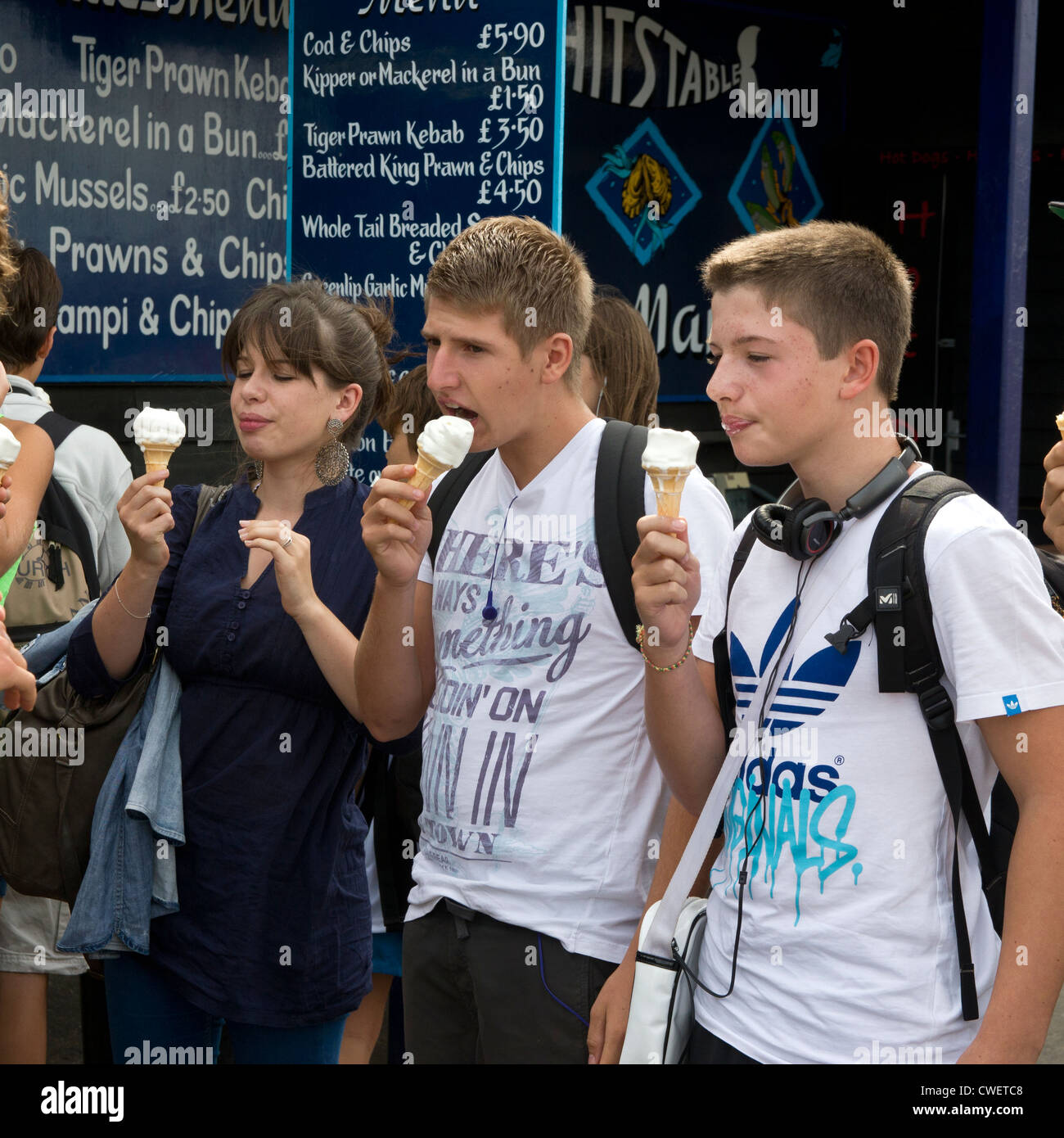 Students eating ice cream school trip seaside Stock Photo - Alamy
