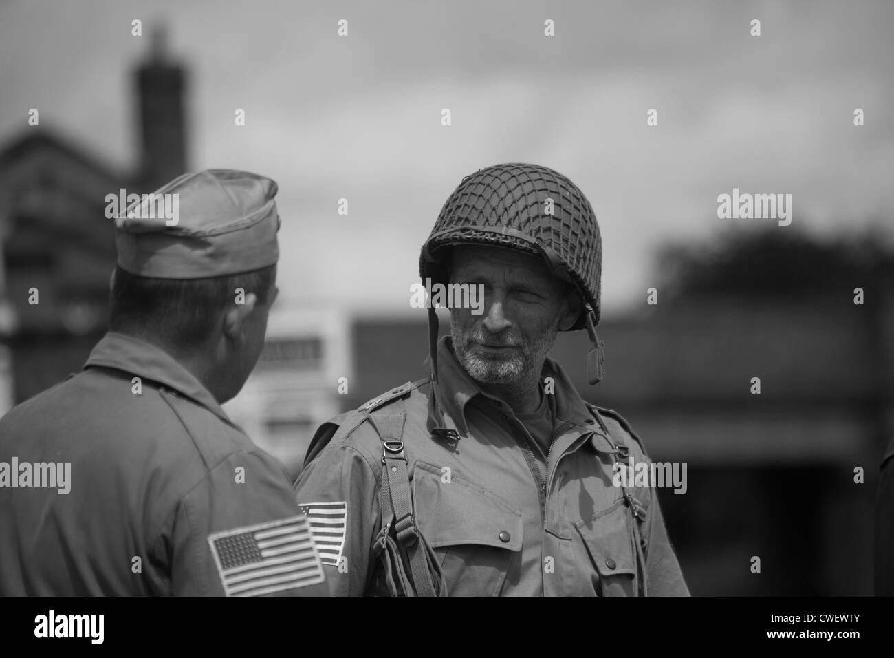 US Army Soldiers on railway platform Stock Photo - Alamy