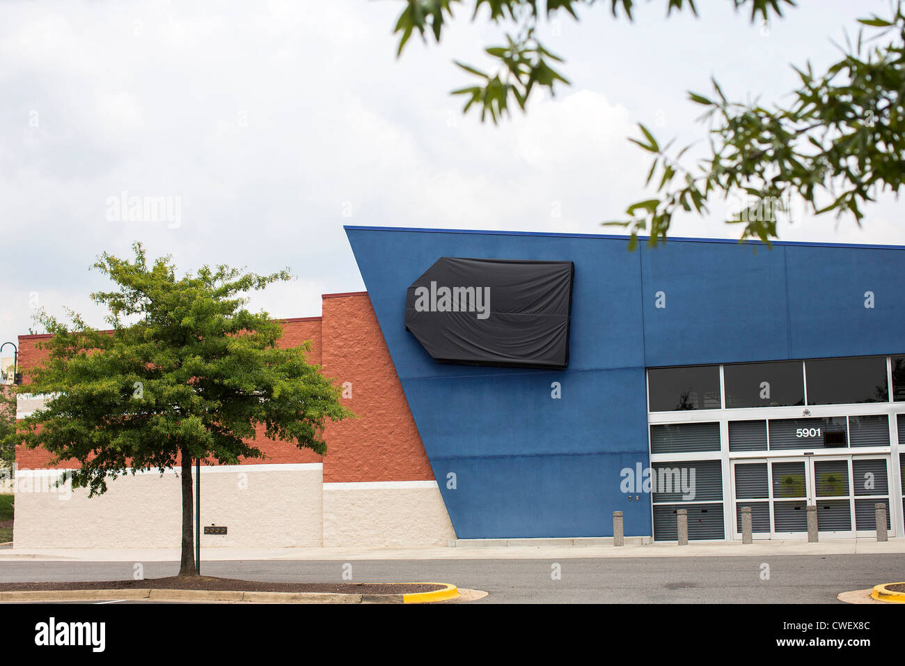 A closed Best Buy electronics retail store Stock Photo - Alamy