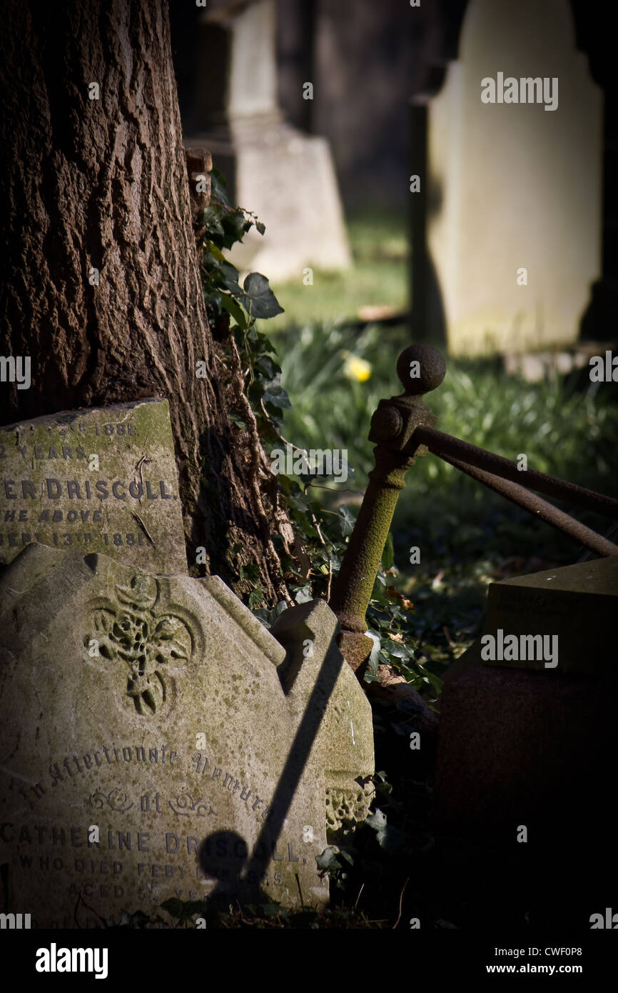 Broken headstone hi-res stock photography and images - Alamy