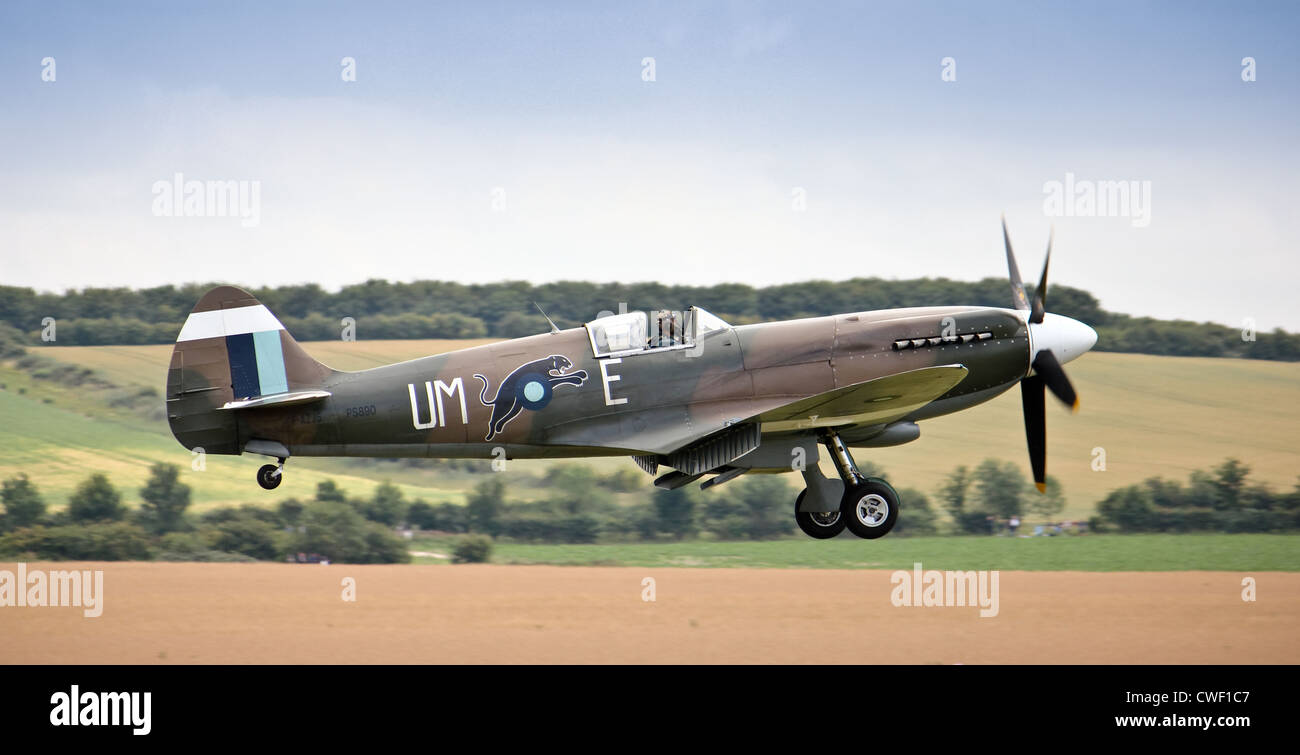 Spitfire landing hi-res stock photography and images - Alamy