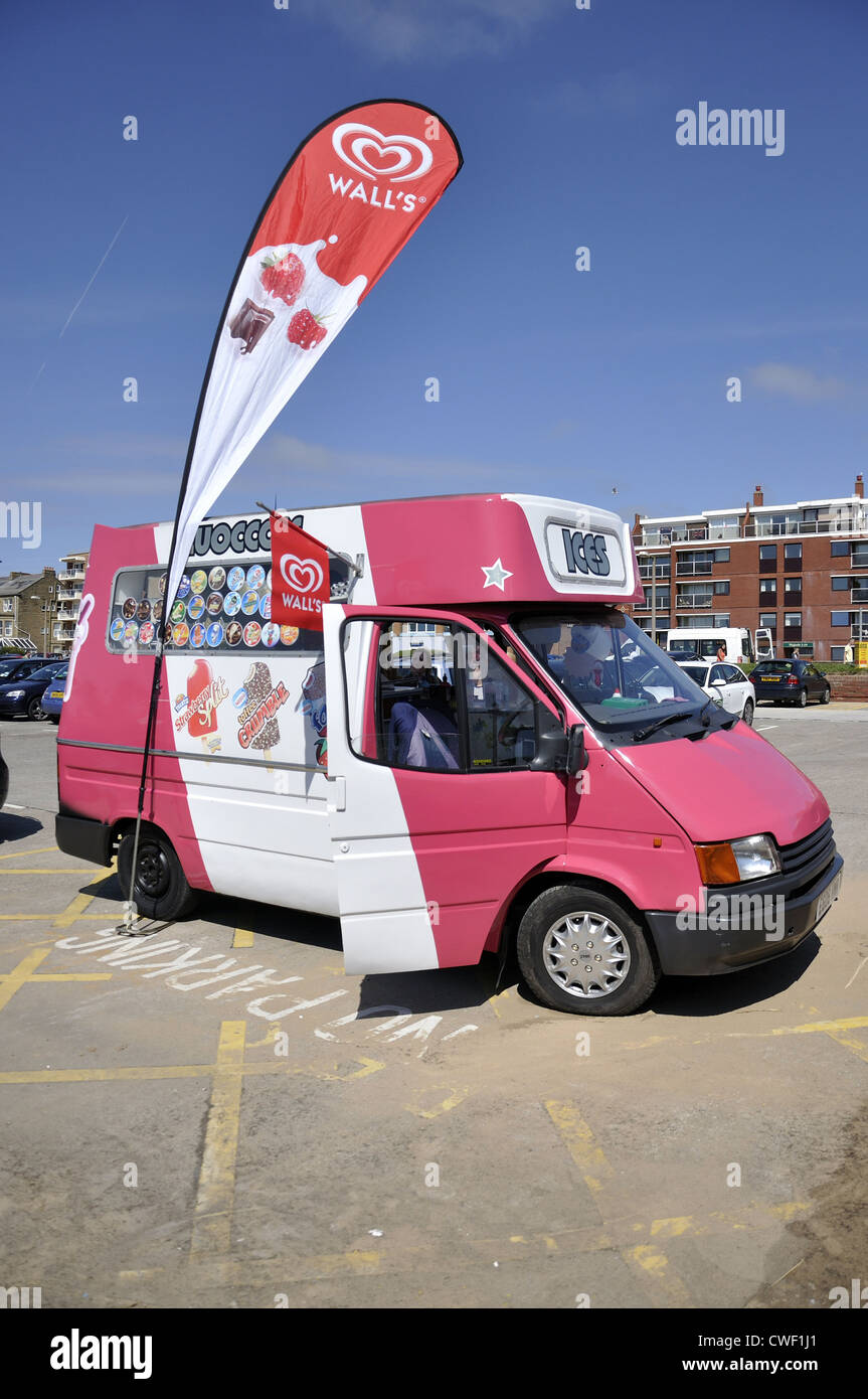 Pink and white ice cream van hi-res stock photography and images - Alamy