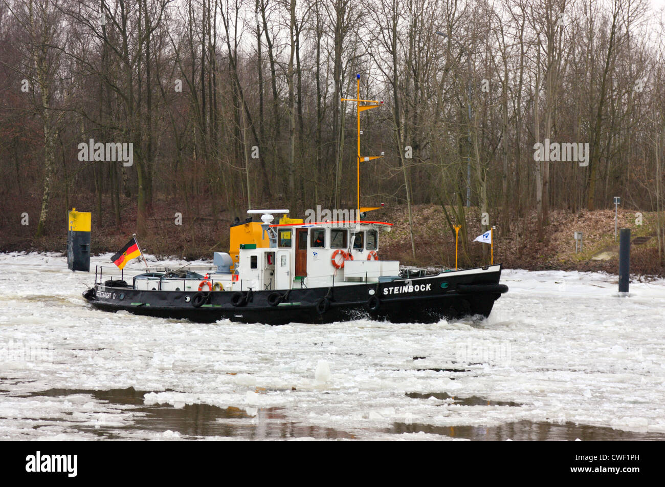 Ice breaking ships hi-res stock photography and images - Alamy