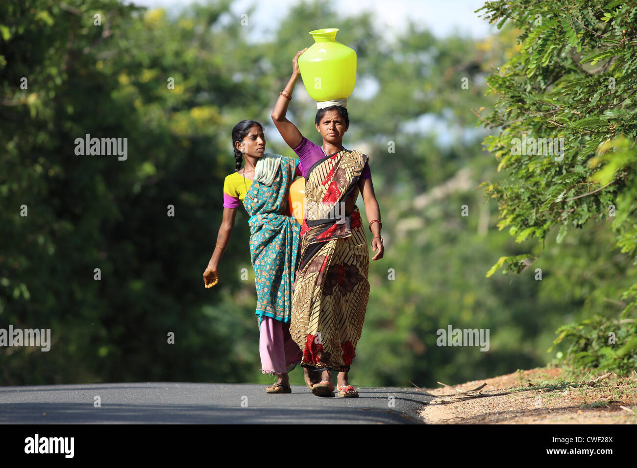Woman carrying water on head hi-res stock photography and images - Alamy