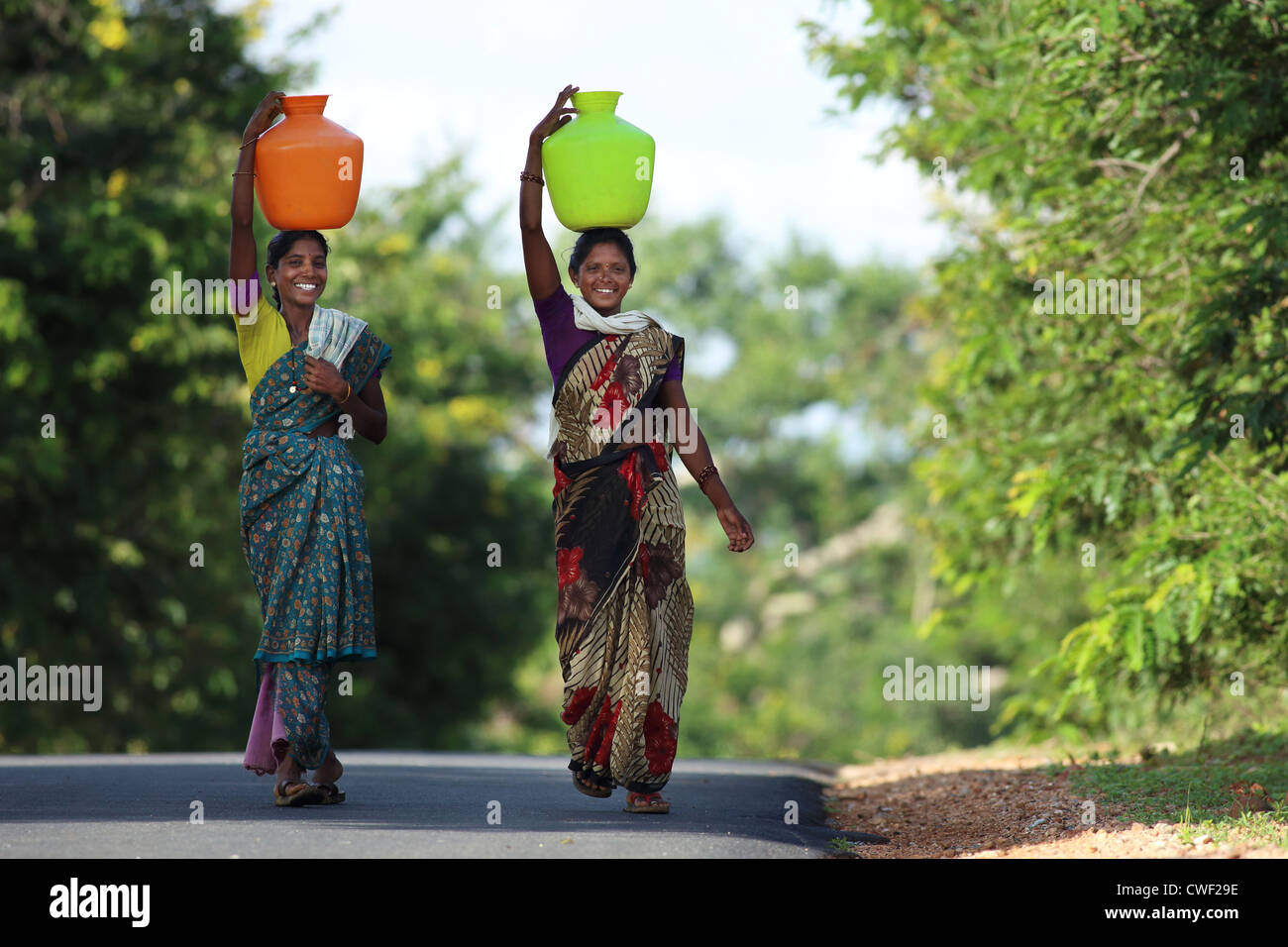 Carrying water jar jars head women hi-res stock photography and images ...