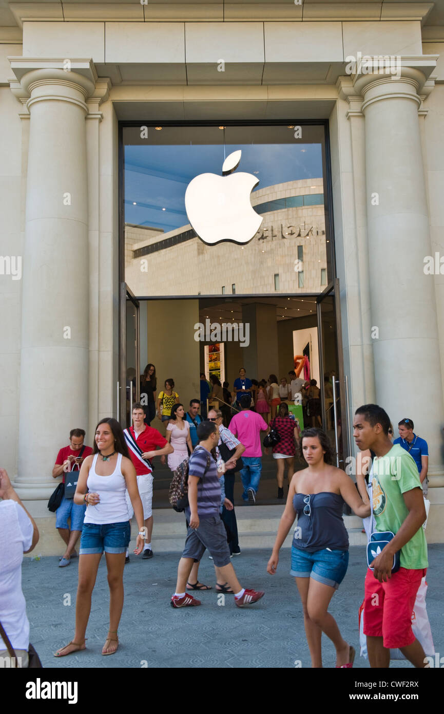 Shoppers outside apple store hi-res stock photography and images - Alamy