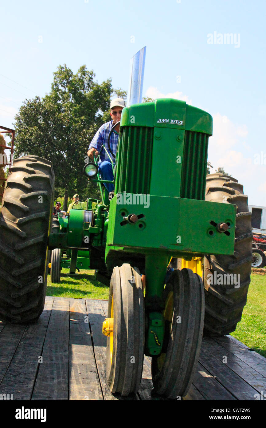 Antique tractor pull hi-res stock photography and images - Alamy