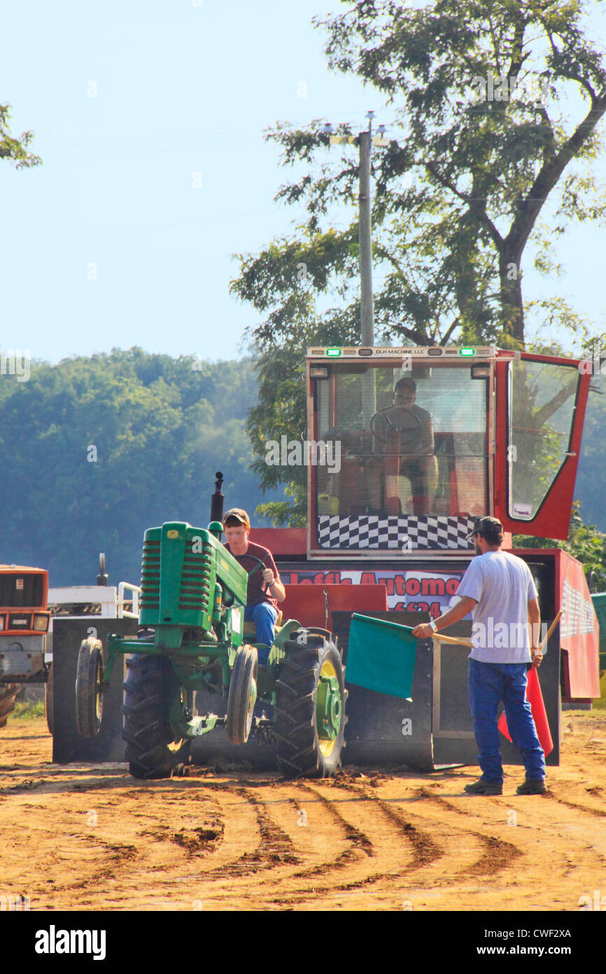 Antique tractor pull hi-res stock photography and images - Alamy