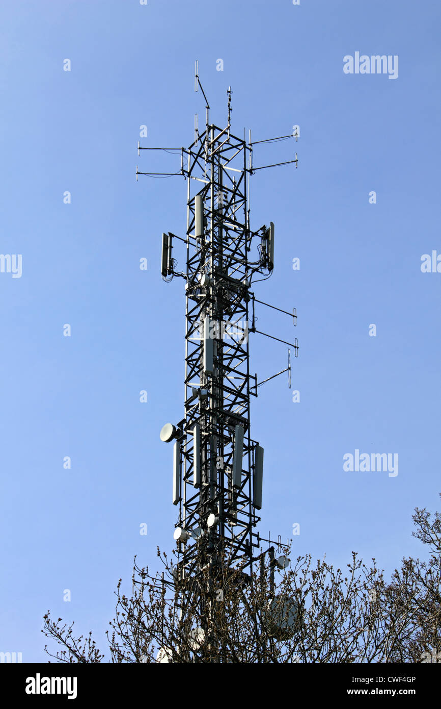 Mobile phone telecommunications mast uk hi-res stock photography and ...