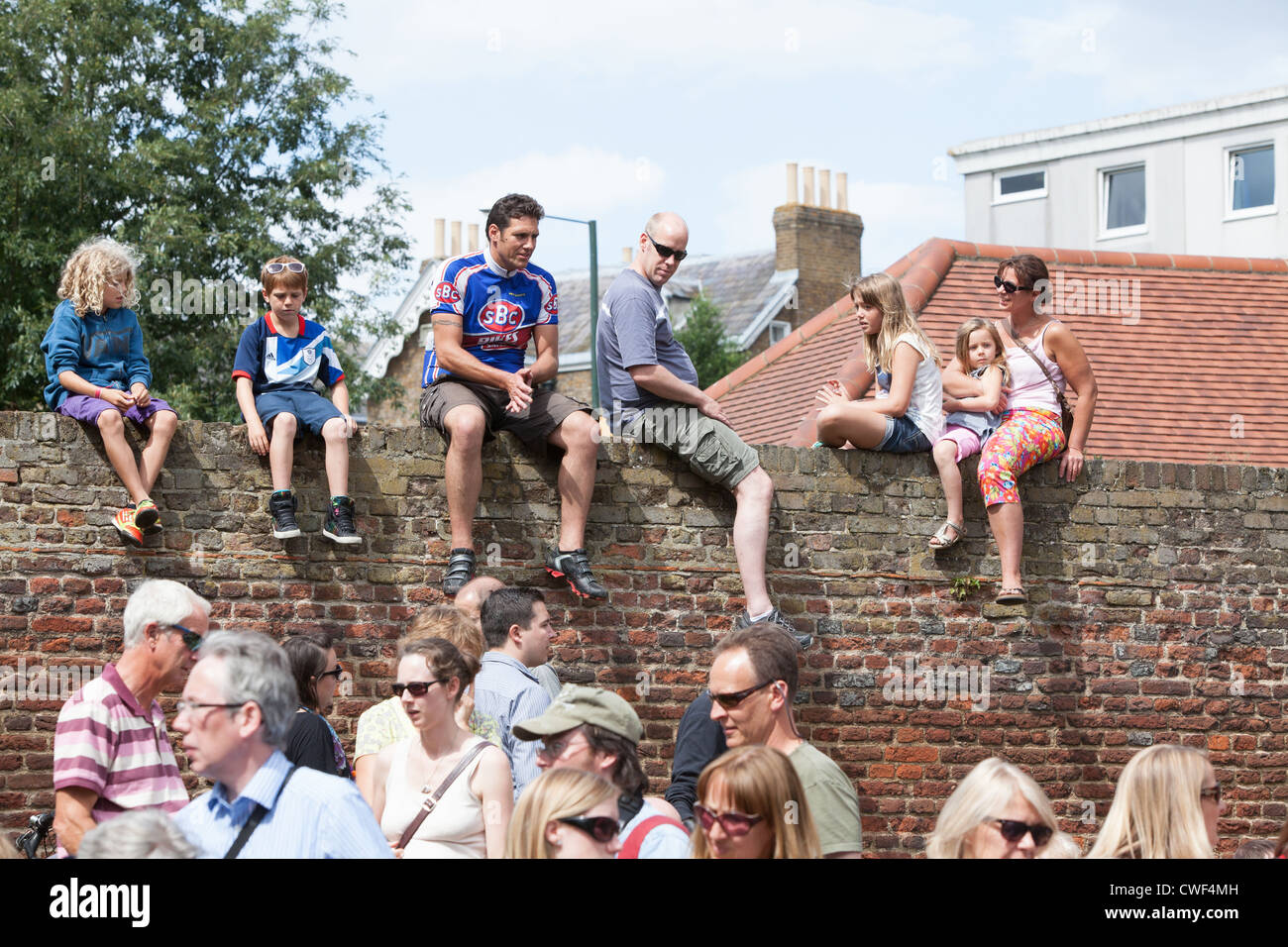 Olympic 2012 Men's race second leg, crowds take up advantageous ...