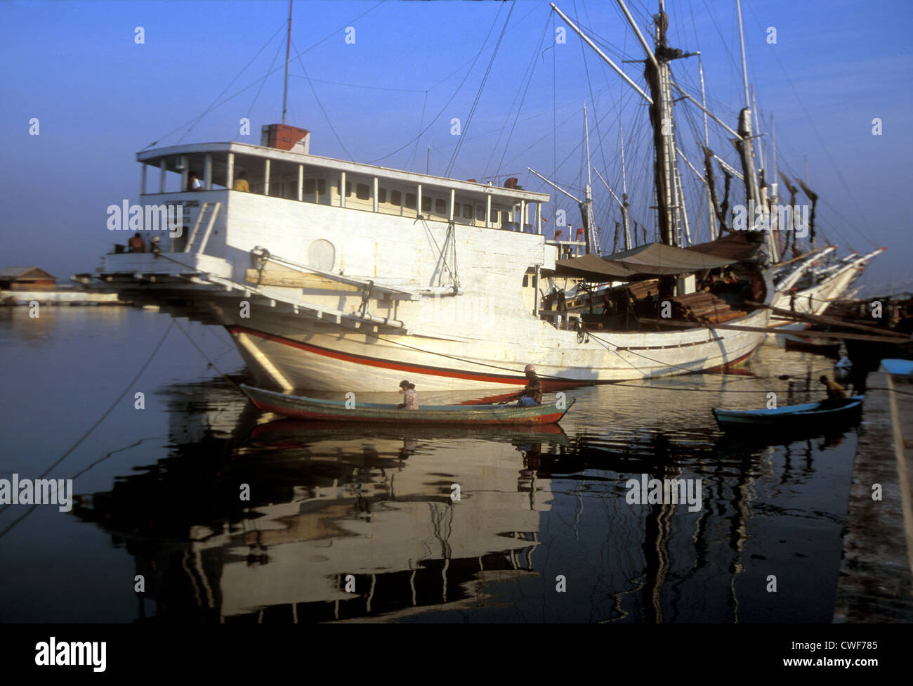 Bugis boat vessel in Djakarta docks, Indonesia Stock Photo - Alamy