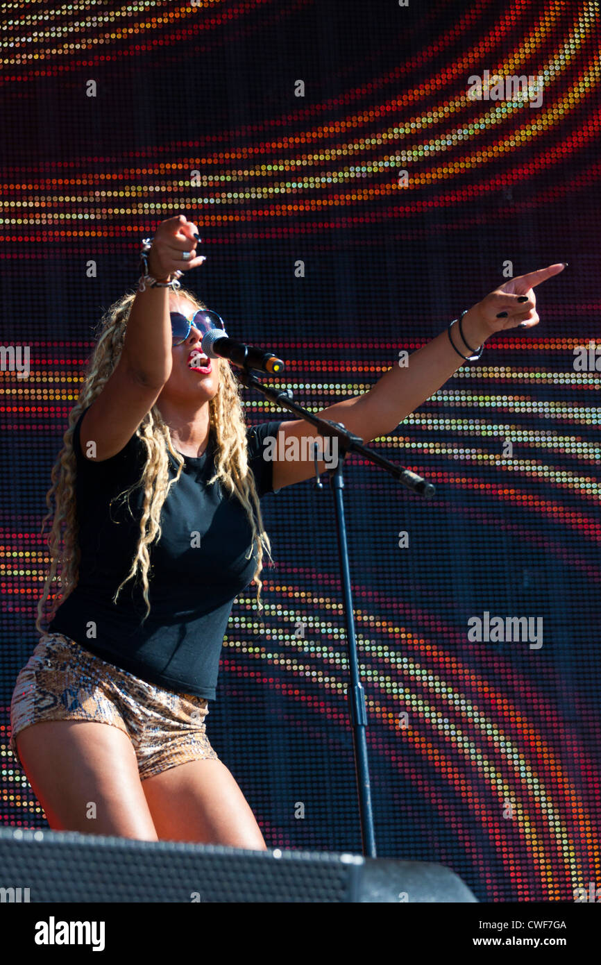 Caron Wheeler of the group Soul II Soul performing on stage at the ...