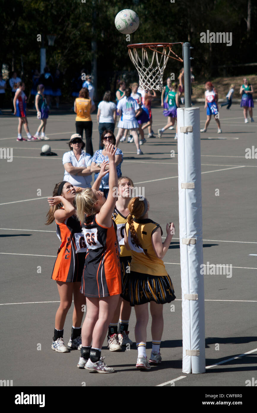 Girls playing netball hi-res stock photography and images - Alamy