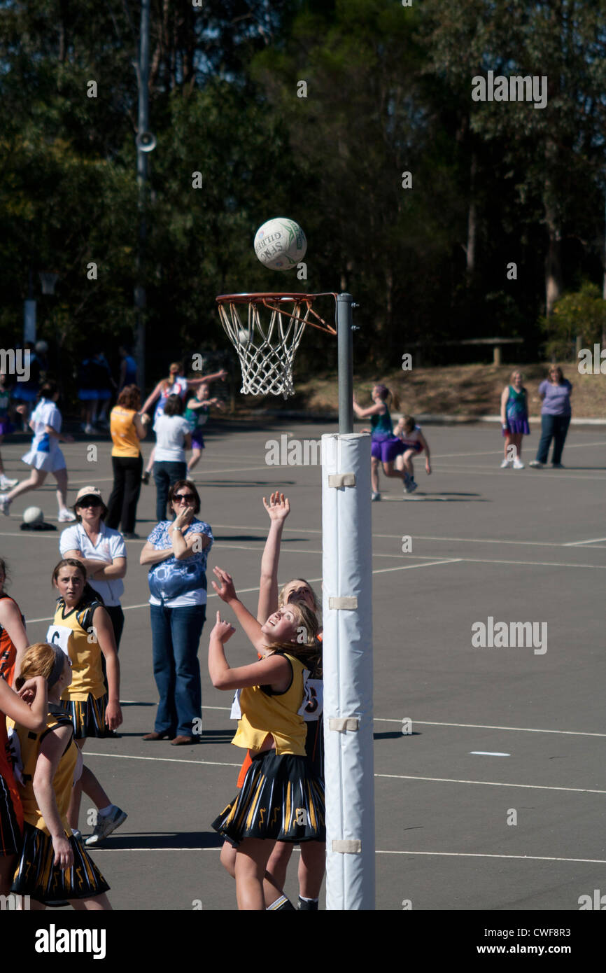 Girls playing netball hi-res stock photography and images - Alamy