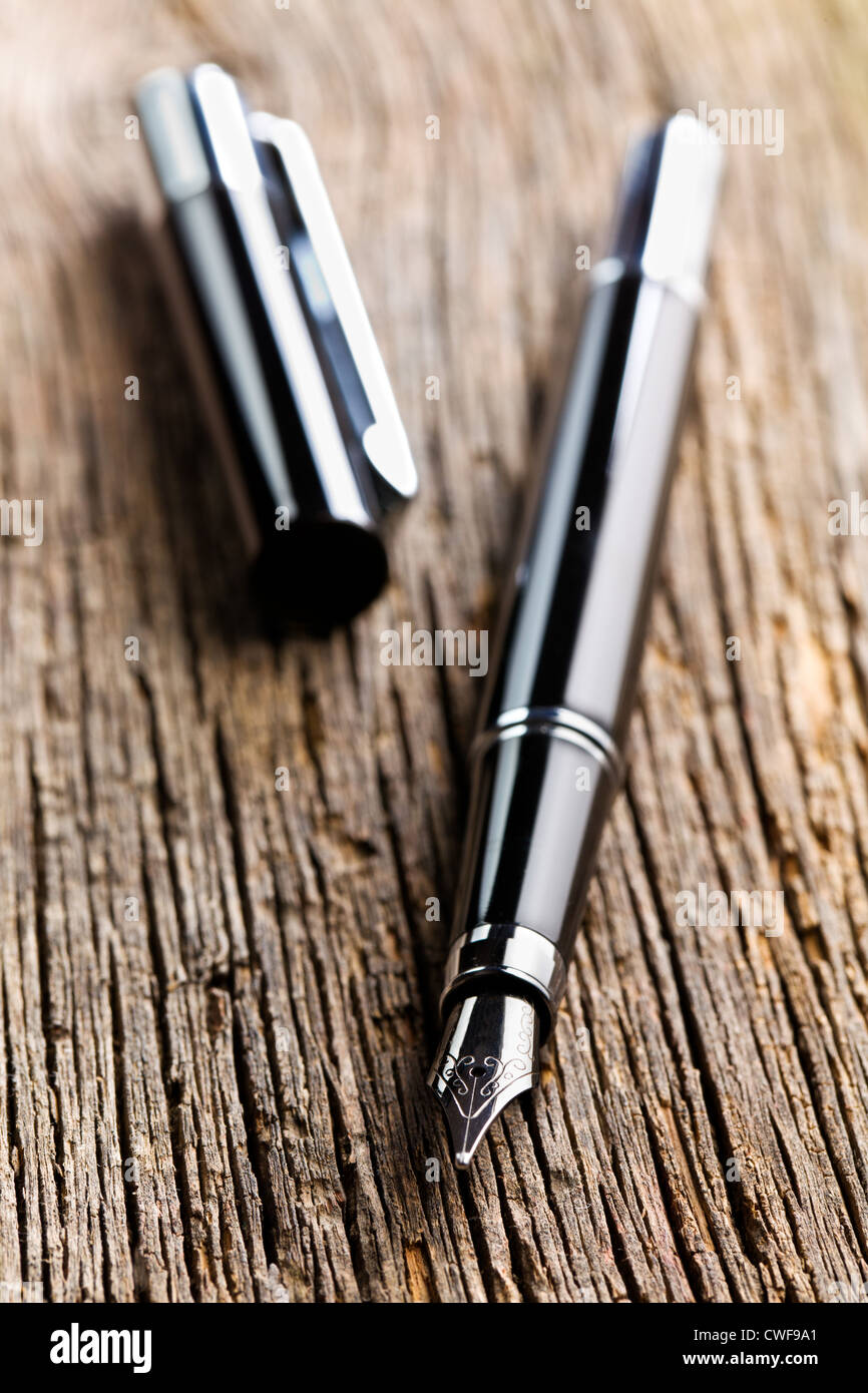 Old writing pen hi-res stock photography and images - Alamy