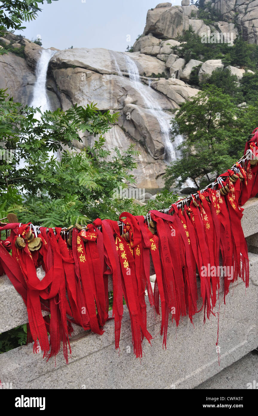 Red ribbons hi-res stock photography and images - Alamy