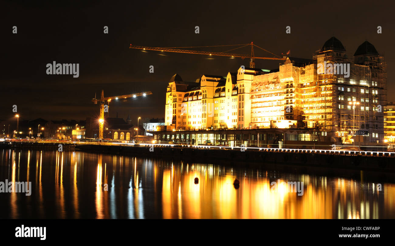 Modern and historical buildings in the Norwegian capital city at night ...