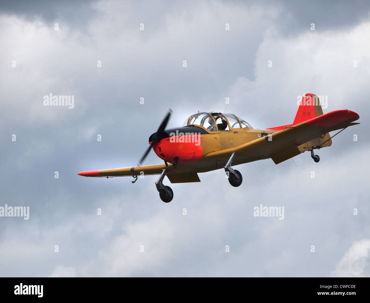 Pilot waving hi-res stock photography and images - Alamy