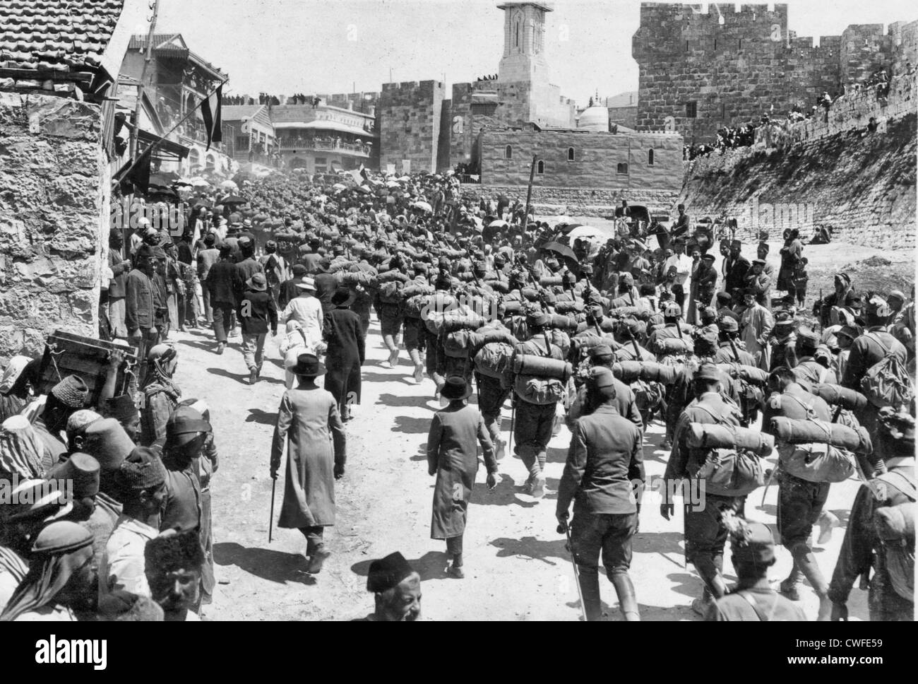 Marching troops hi-res stock photography and images - Alamy