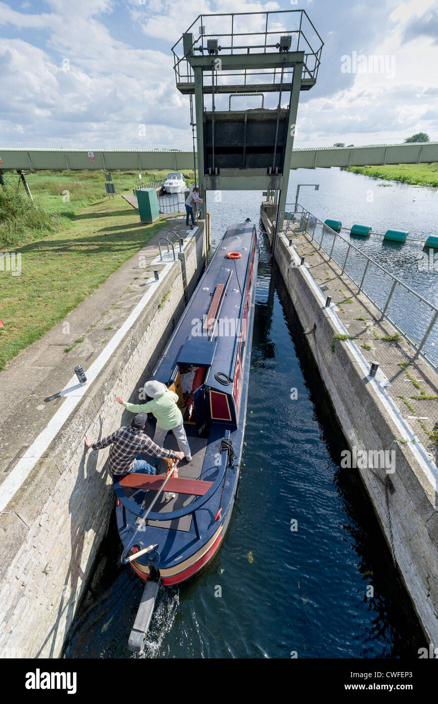 Sluice gate lock fens cambridgeshire hi-res stock photography and ...