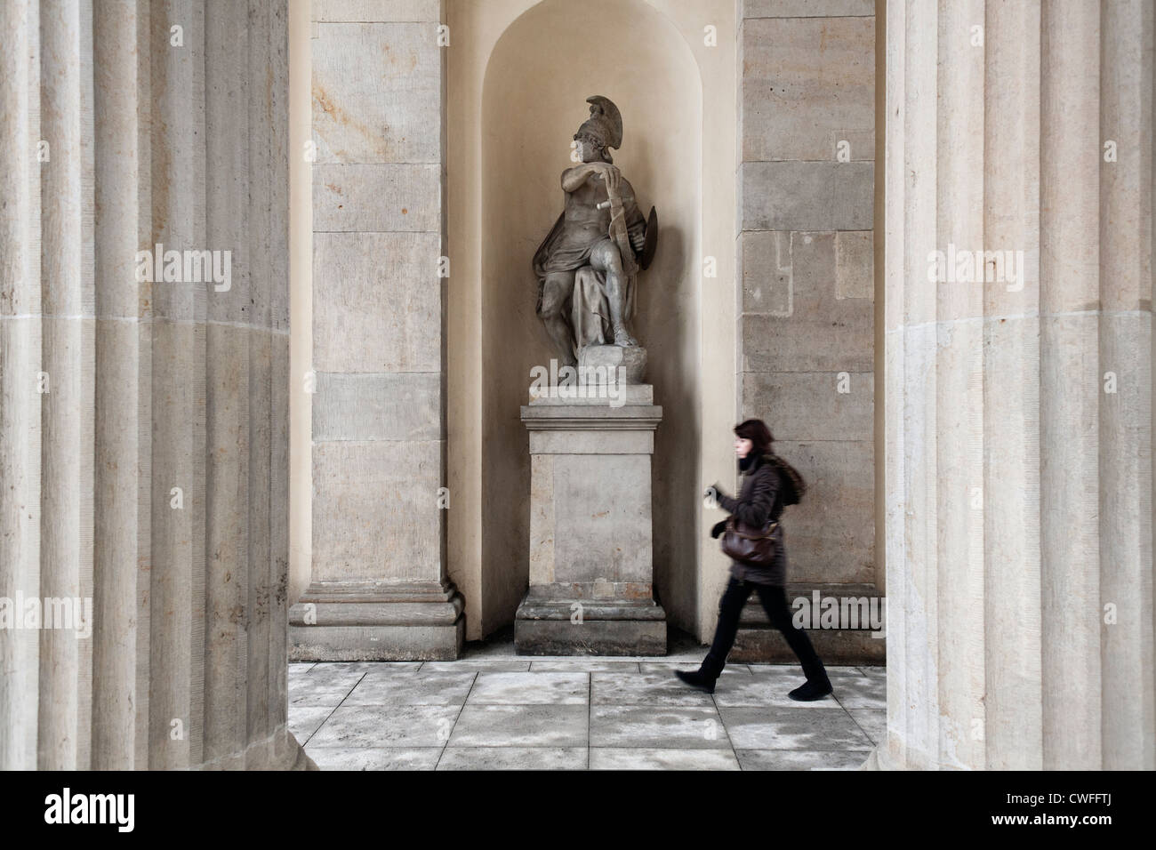 People walks past monument hi-res stock photography and images - Alamy
