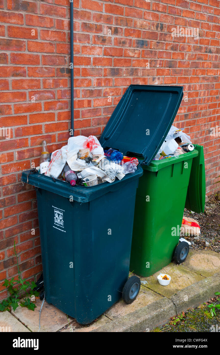 Overflowing garbage cans hi-res stock photography and images - Alamy
