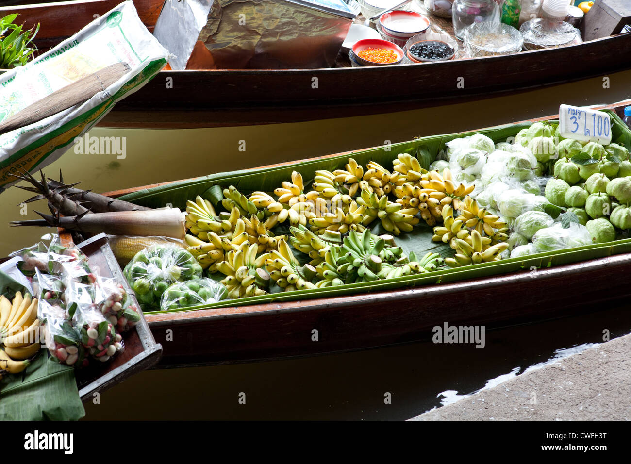 Damoen Saduak floating market Stock Photo - Alamy