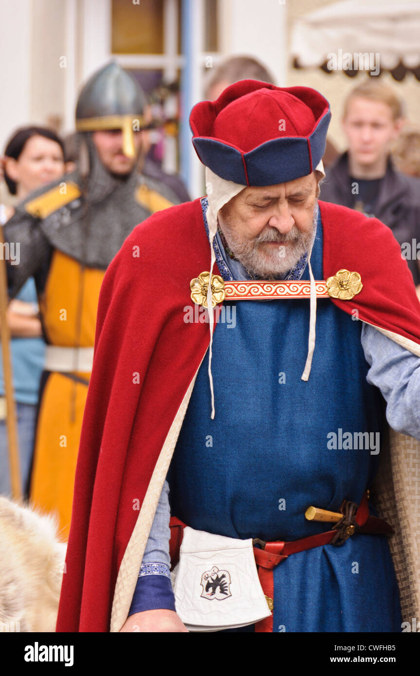 Man, actor, in medieval costume, at a mediaeval market (Zunftmarkt) in ...