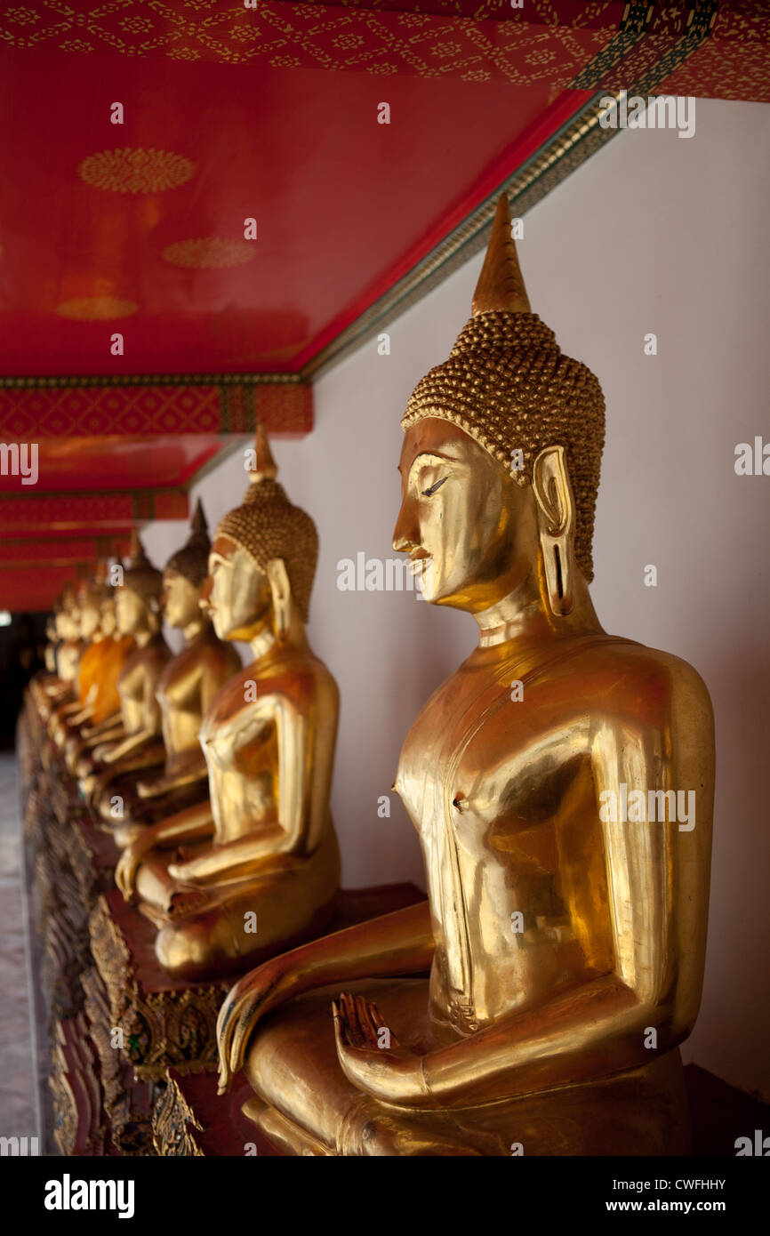 Wat temple buddhas bronze statues bangkok thailand hi-res stock ...
