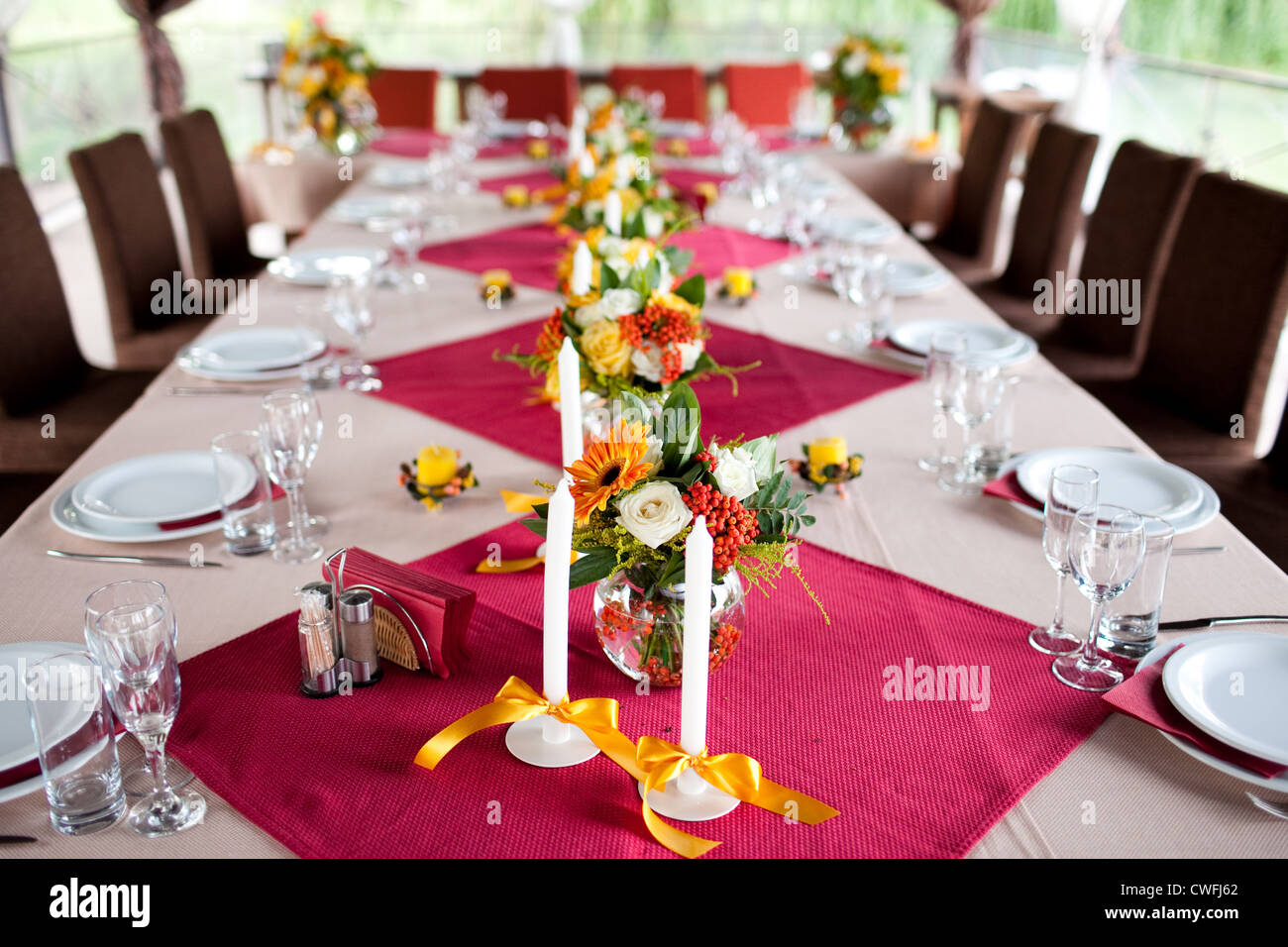 Tables flowers hi-res stock photography and images - Alamy