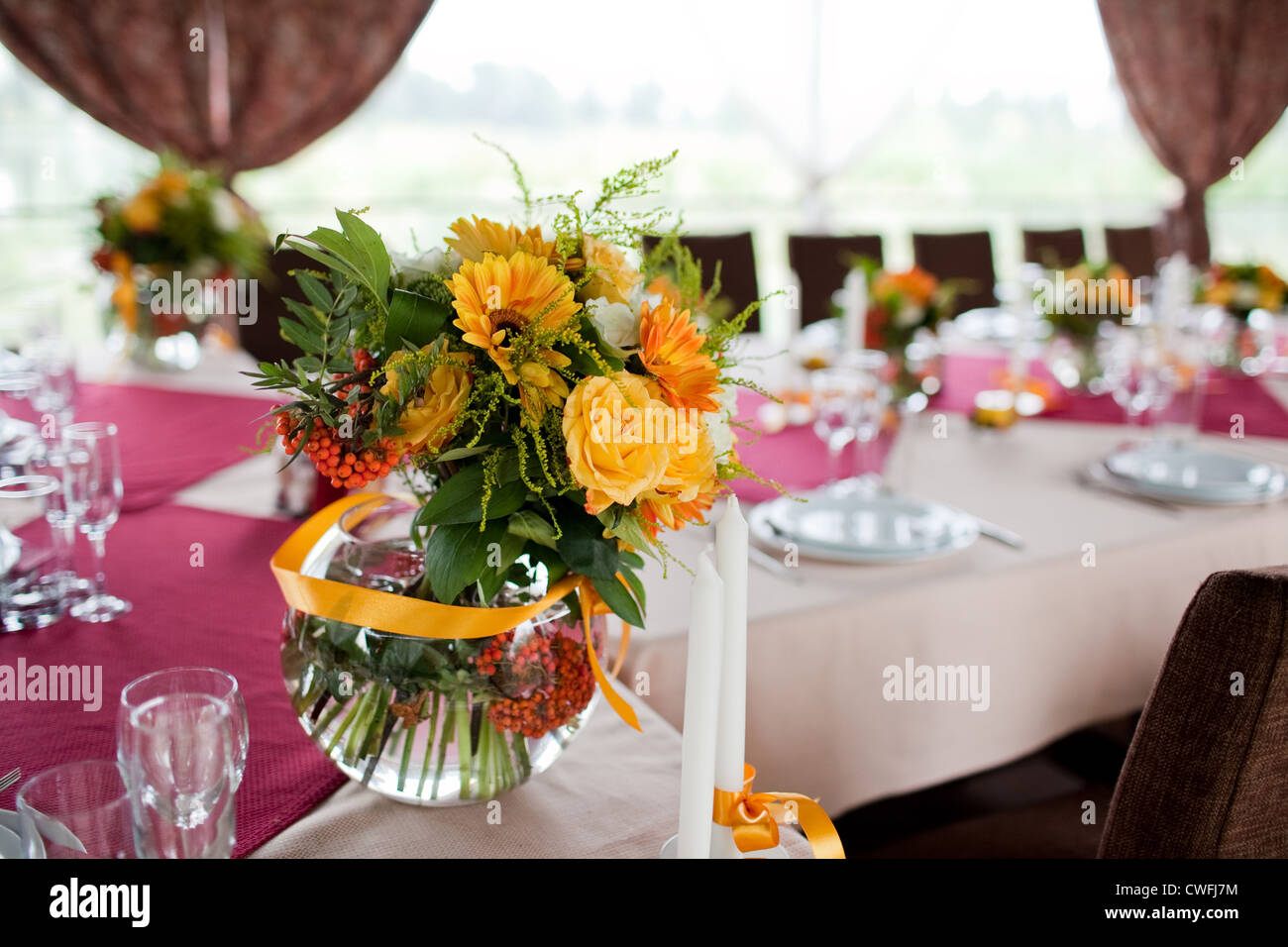 Wedding flowers - tables set for wedding Stock Photo - Alamy