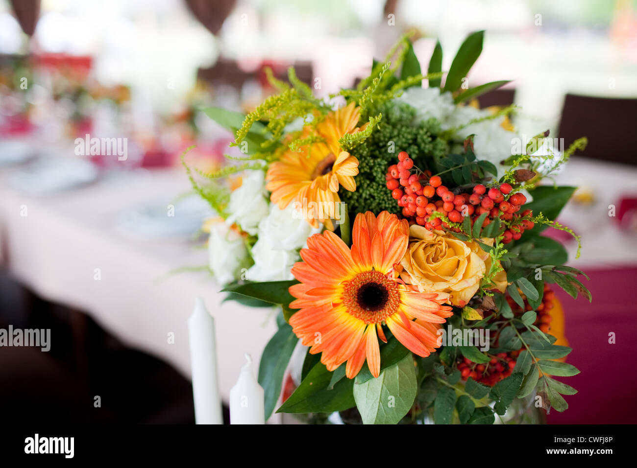 Tables flowers hi-res stock photography and images - Alamy