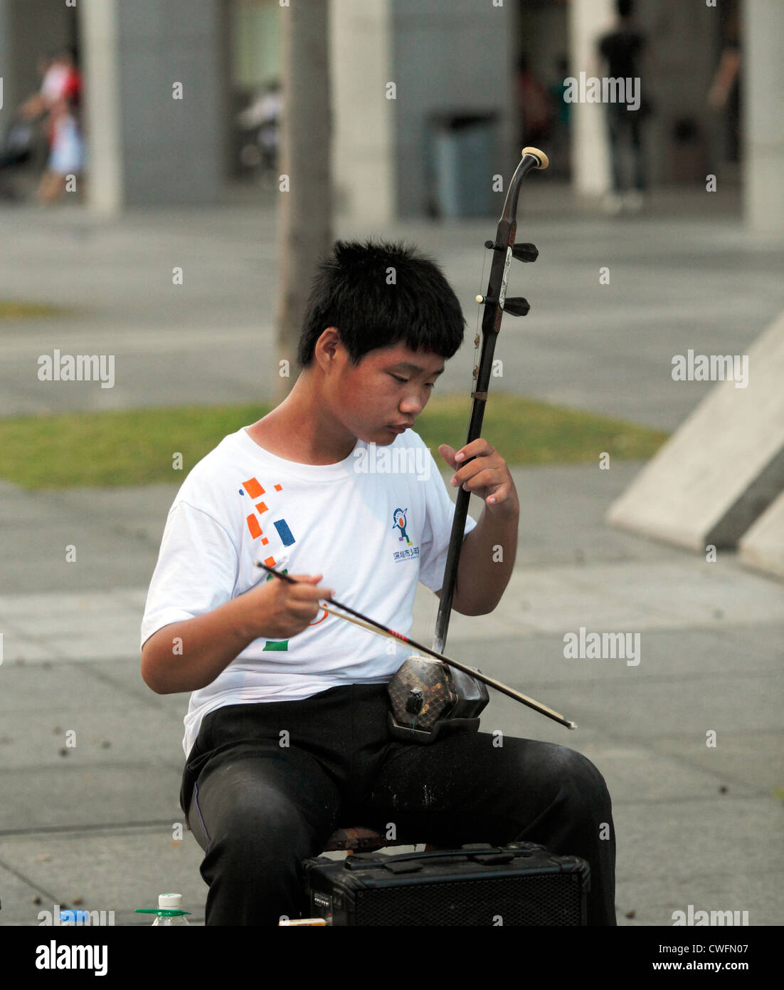 Erhu player hi-res stock photography and images - Alamy