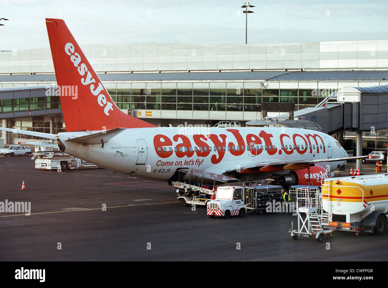 Airport luggage trucks hi-res stock photography and images - Alamy
