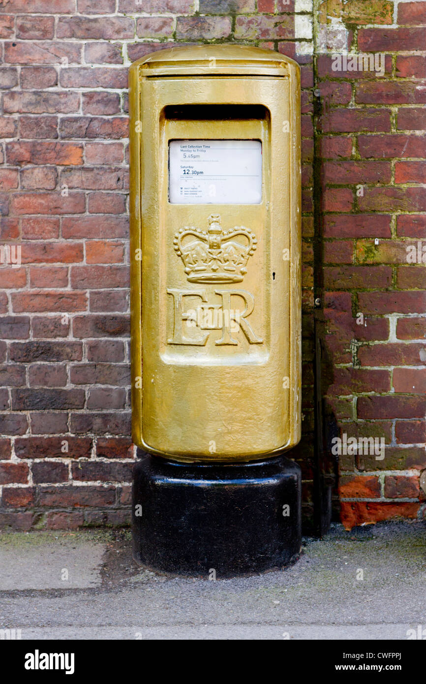 Gold postbox hi-res stock photography and images - Alamy